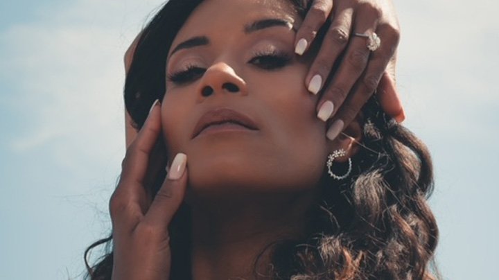 Ambassador κοσμημάτων με διαχρονικά Ελληνικά σύμβολα η Shaya – g-point.gr